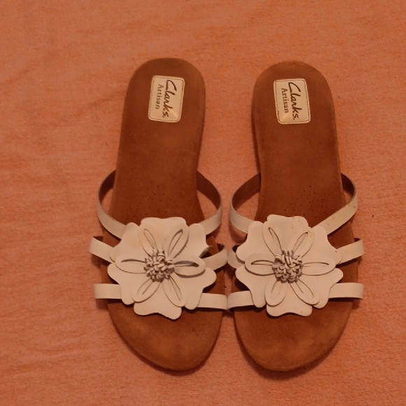 Clarks | Shoes | Clarks Womens Sandals With White Floral Accent | Poshmark